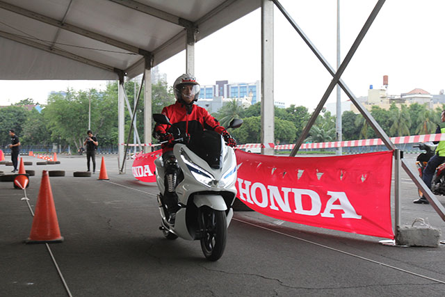 Hadirkan Tren Masa Depan, AHM Luncurkan Honda PCX Electric - AISI
